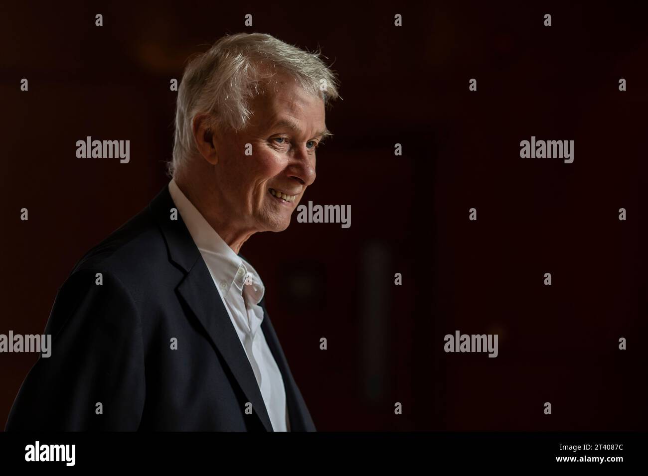 Dhaka, Bangladesh. 27th Oct, 2023. Sir Richard John Roberts poses for photos during a visit in ...