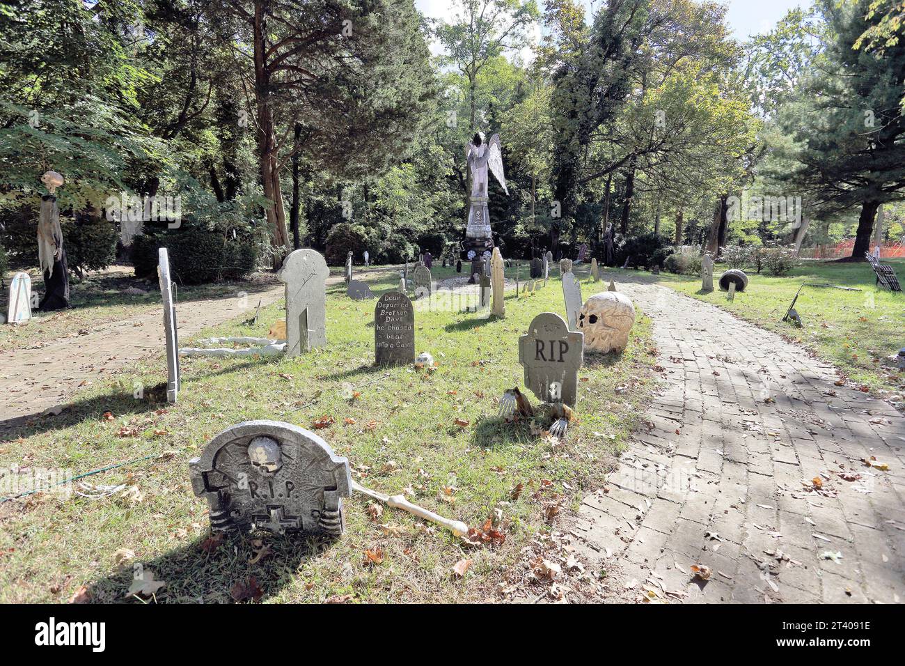 Scary graveyard hi-res stock photography and images - Alamy