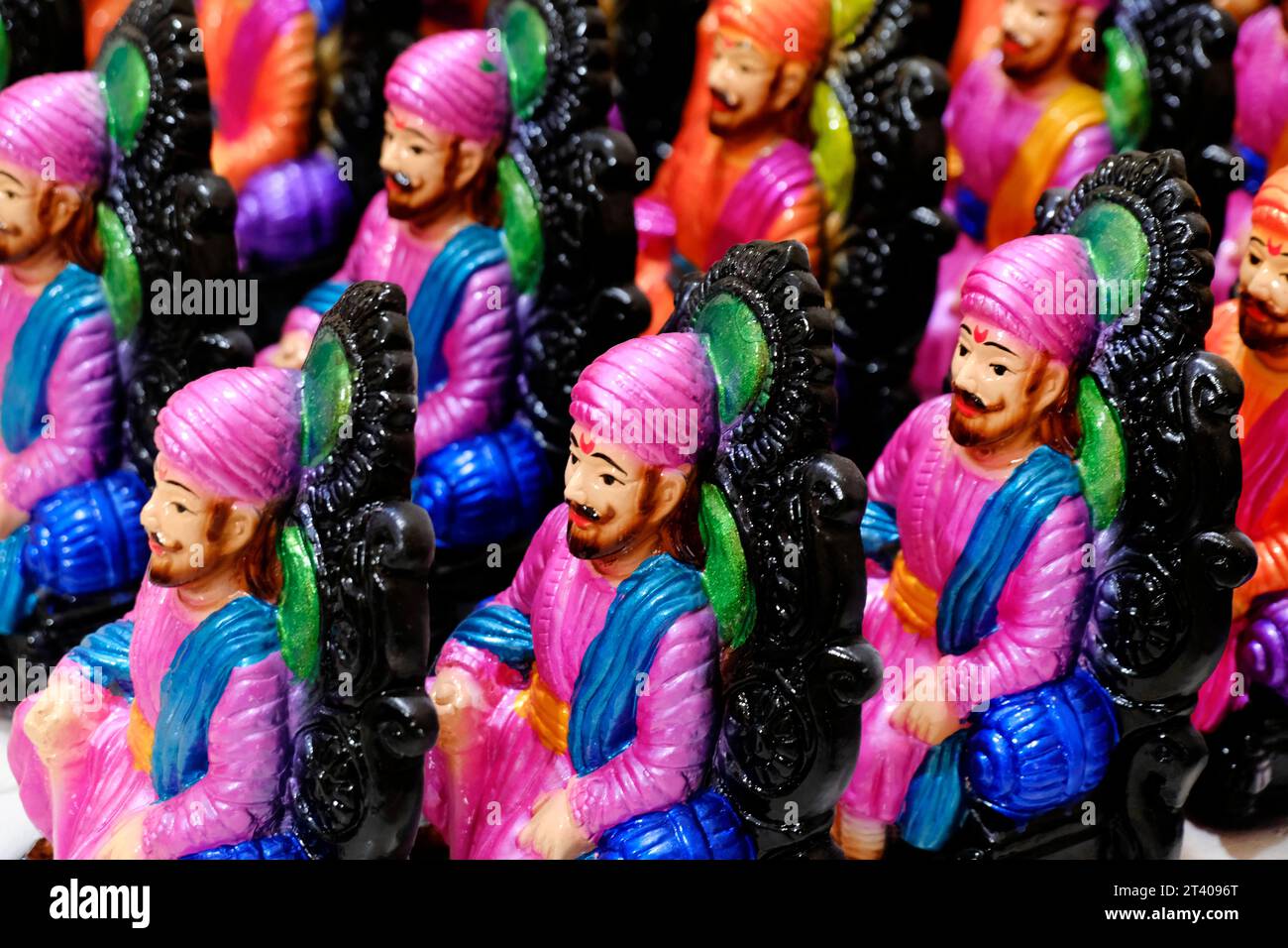 Traditional Potters make replicas of Chhatrapati Shivaji Maharaj ...