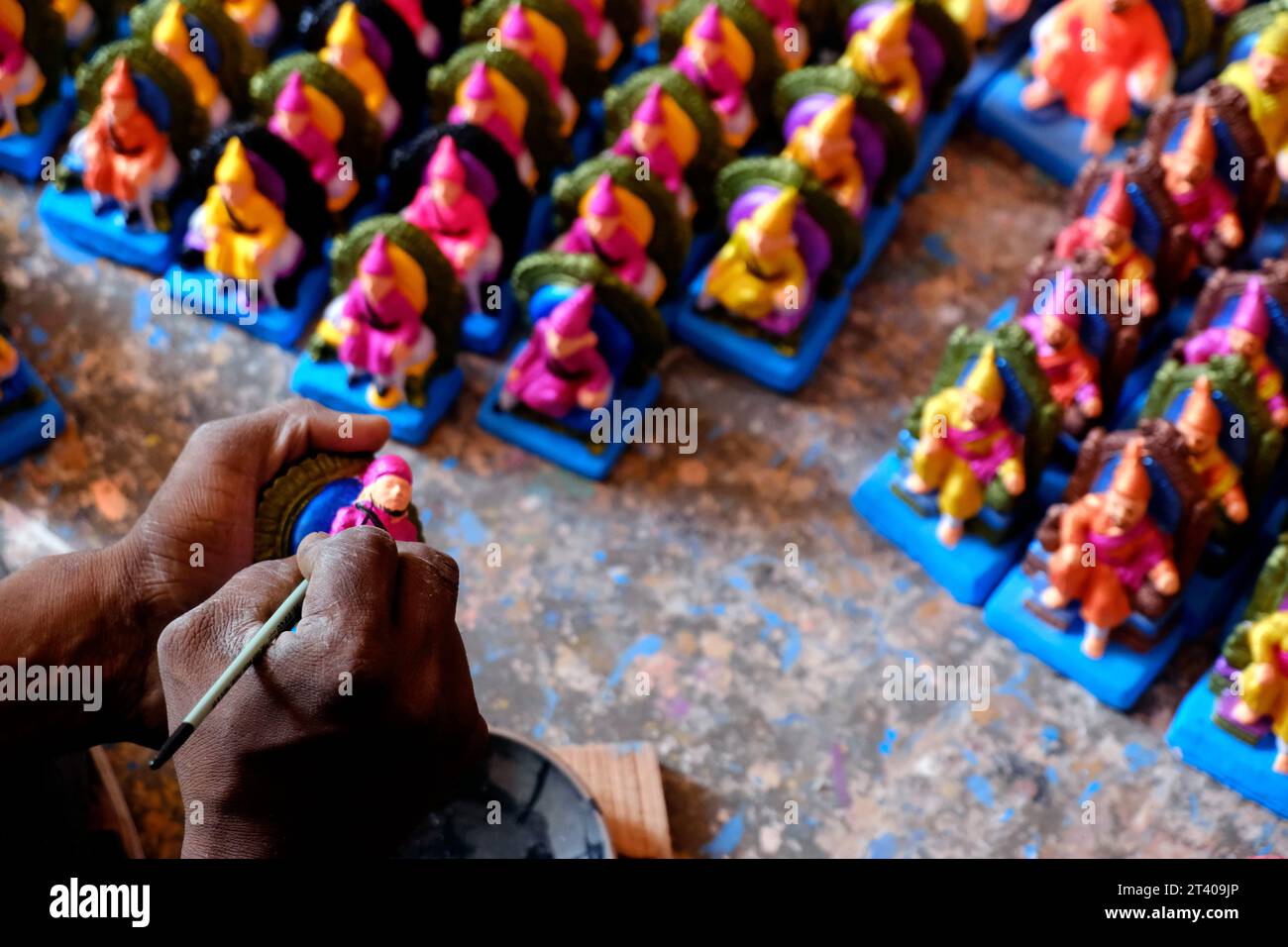 Traditional Potters make replicas of Chhatrapati Shivaji Maharaj ...