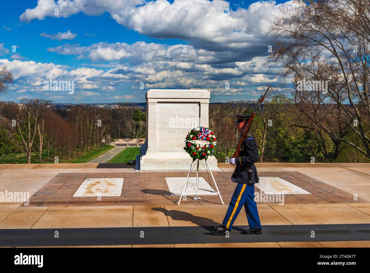 Honor guard at the tomb of the unknown soldier, Arlington National ...