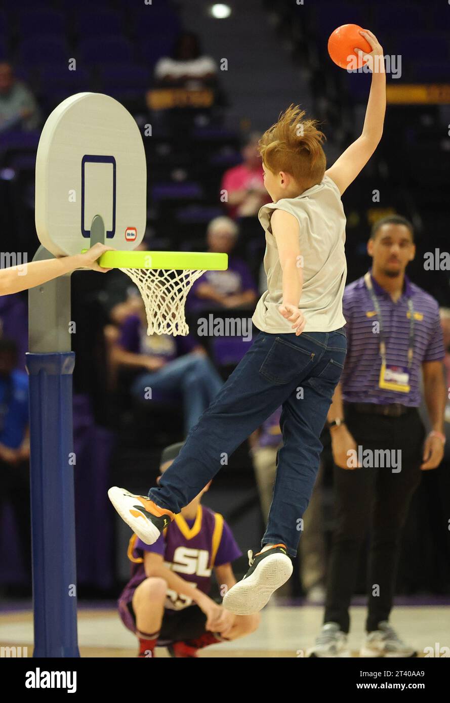 Baton Rouge, USA. 26th Oct, 2023. A young LSU Lady Tigers fan ...