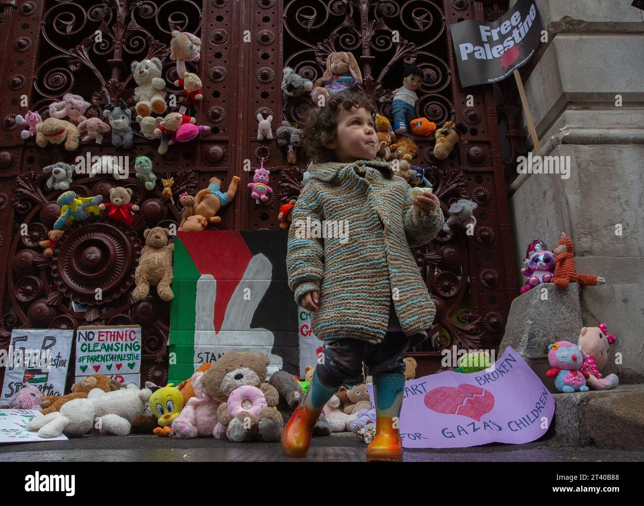 London, England, UK. 27th Oct, 2023. Children place teddy bears at the ...
