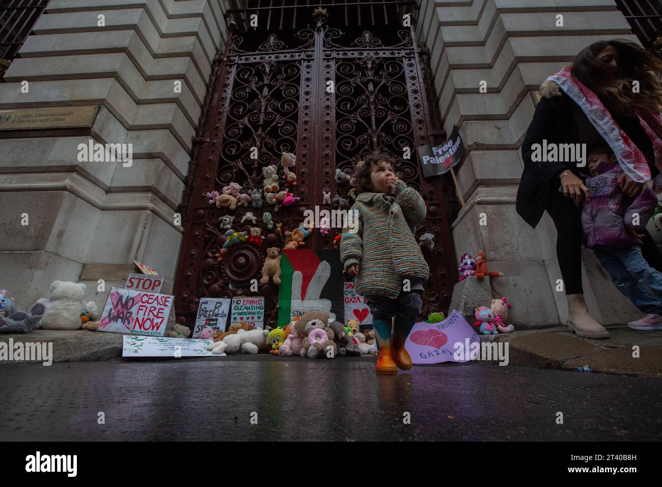 London, England, UK. 27th Oct, 2023. Children place teddy bears at the ...