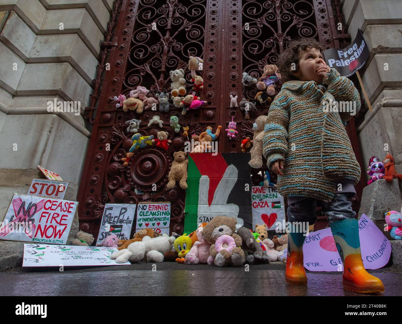 London, England, UK. 27th Oct, 2023. Children place teddy bears at the ...