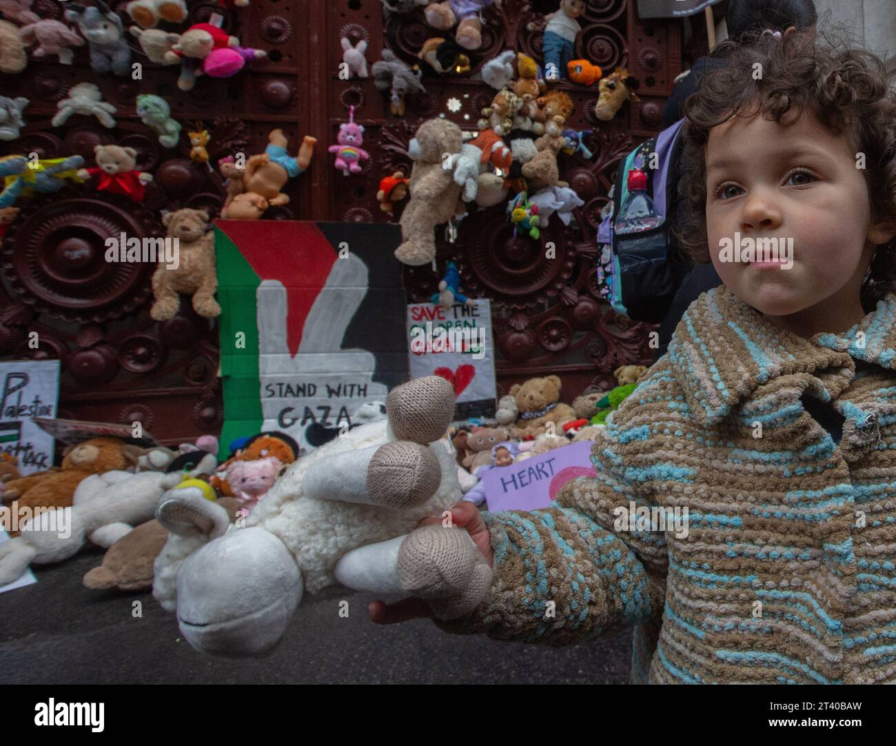 London, England, UK. 27th Oct, 2023. Children place teddy bears at the ...