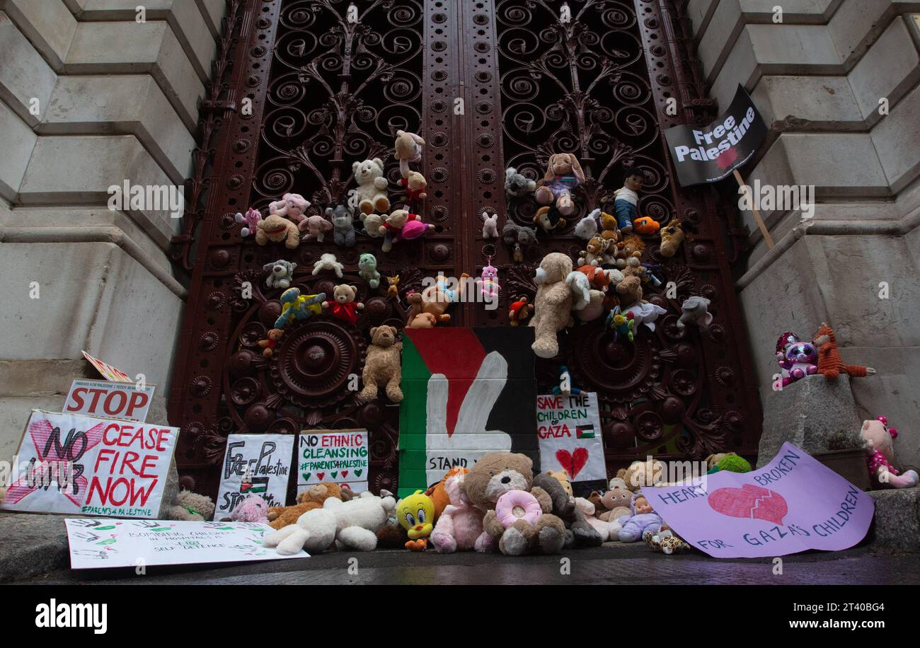 London, England, UK. 27th Oct, 2023. Children place teddy bears at the ...