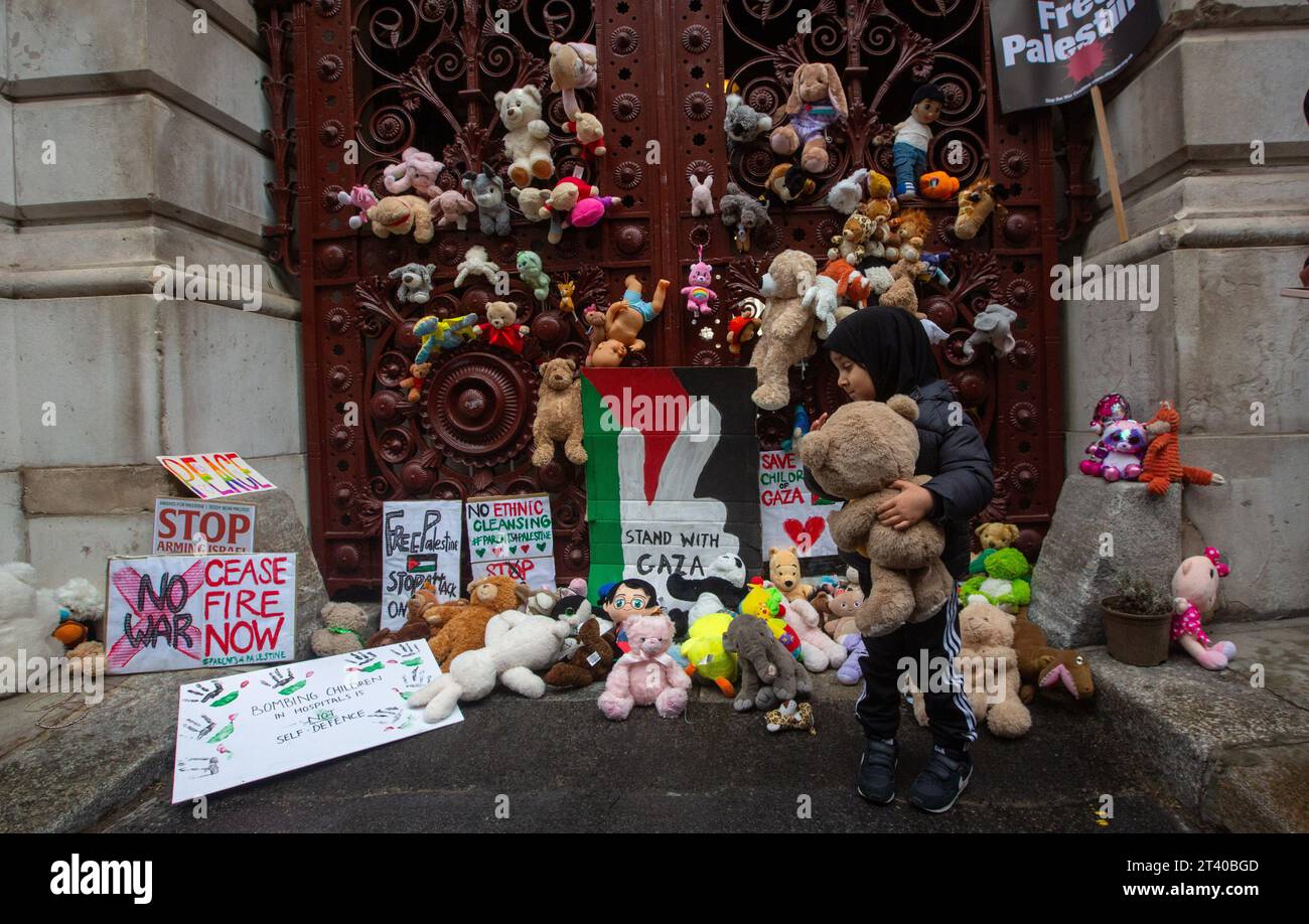 London, England, UK. 27th Oct, 2023. Children place teddy bears at the ...