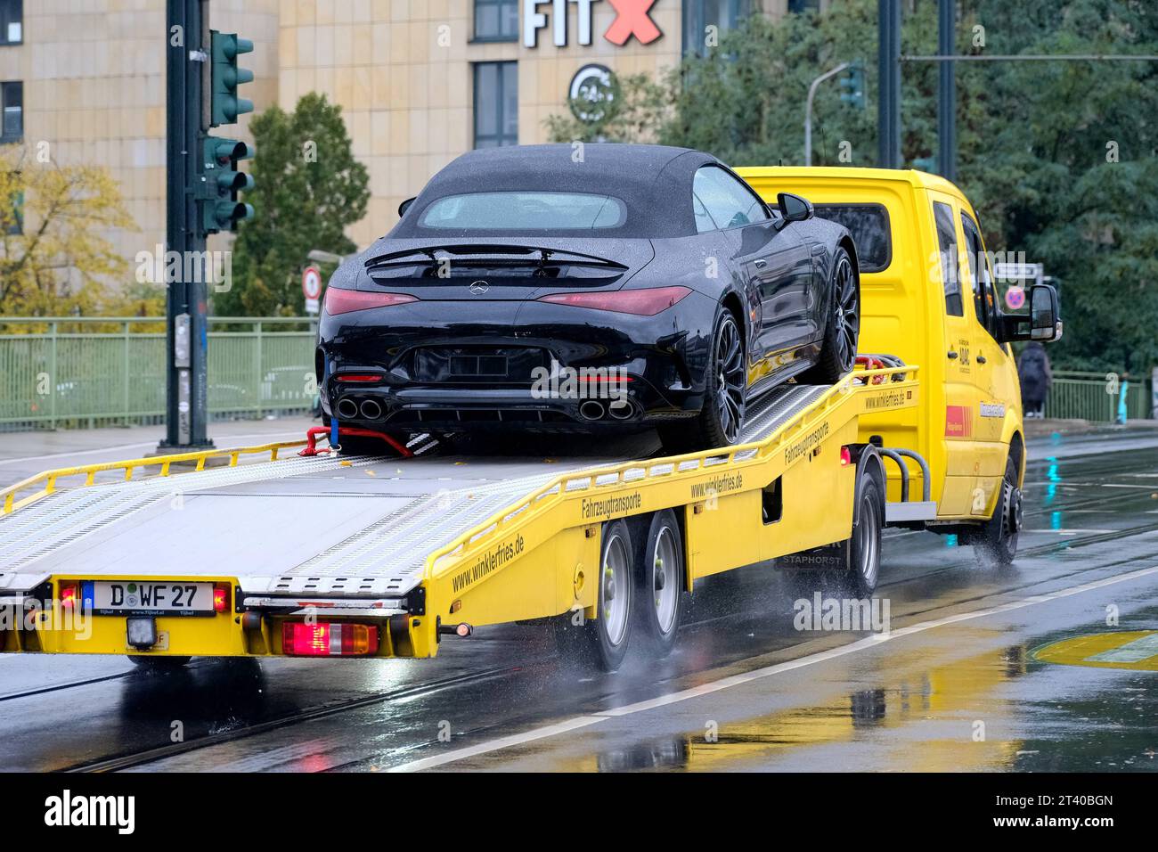 Düsseldorf 27.10.2023 ADAC Automobilclub Transporter Abschlepper ...