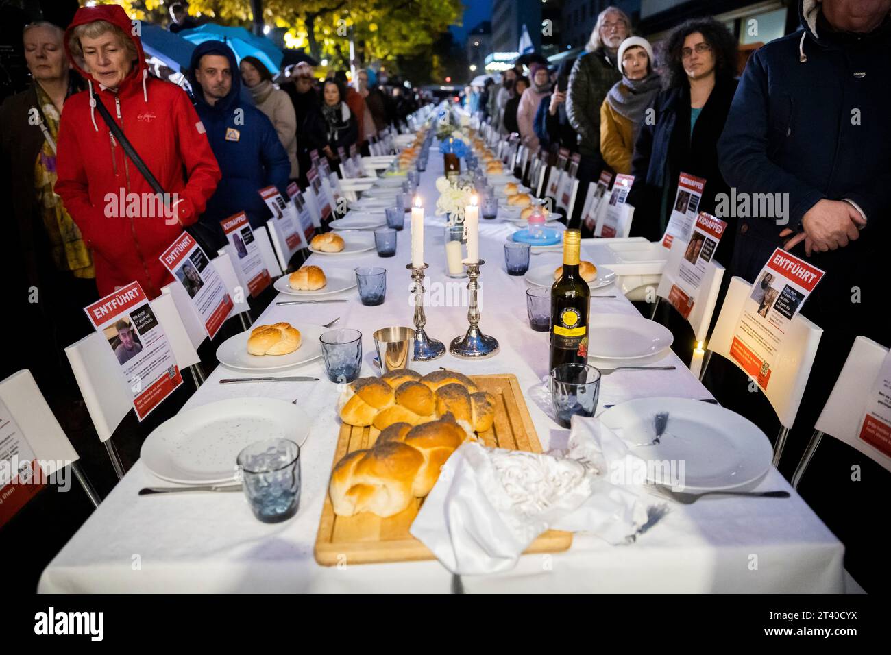 Empty shabbat table hi-res stock photography and images - Alamy