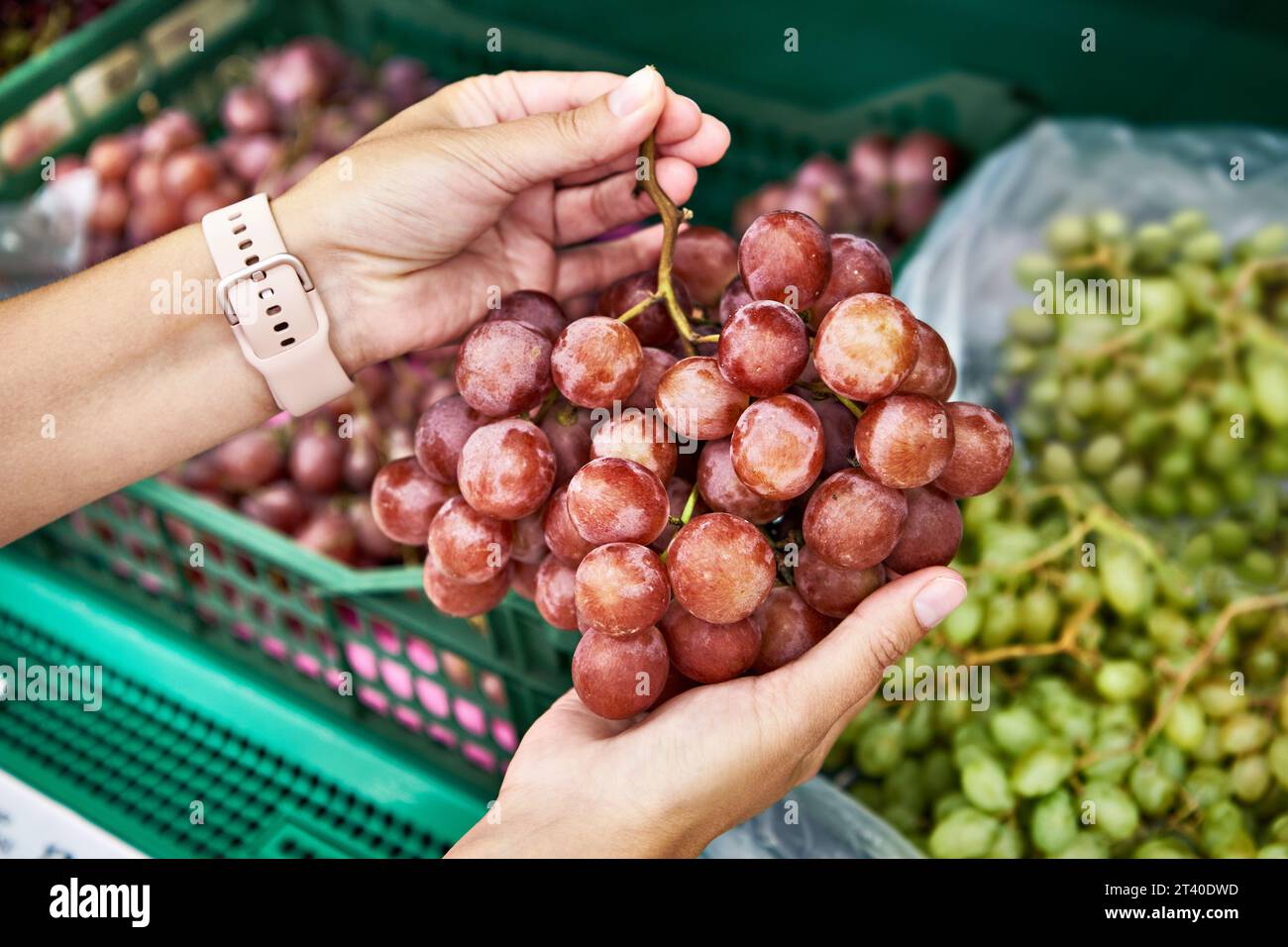 Grapes grocery store hi-res stock photography and images - Alamy