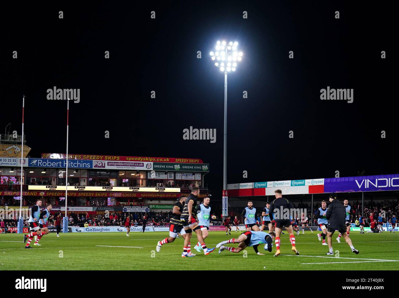 A general view of Gloucester Rugby players warming up before the ...