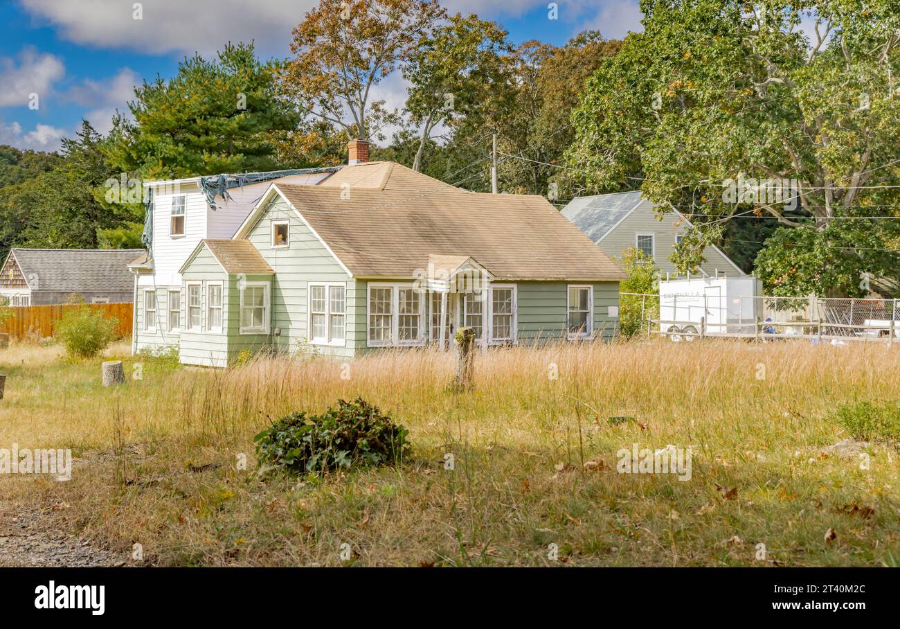 old overgrown and neglected home in amgansett, ny Stock Photo - Alamy