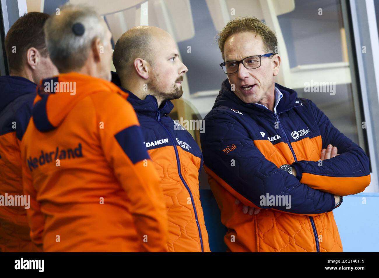 HEERENVEEN - National coach Rintje Ritsma (r) during the Mass Start ...