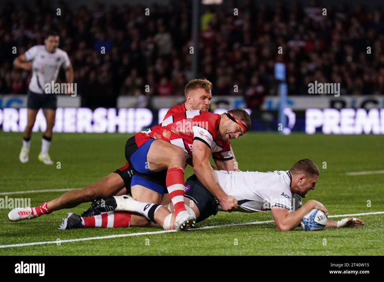 Saracens' Tom Willis scores a try during the Gallagher Premiership ...