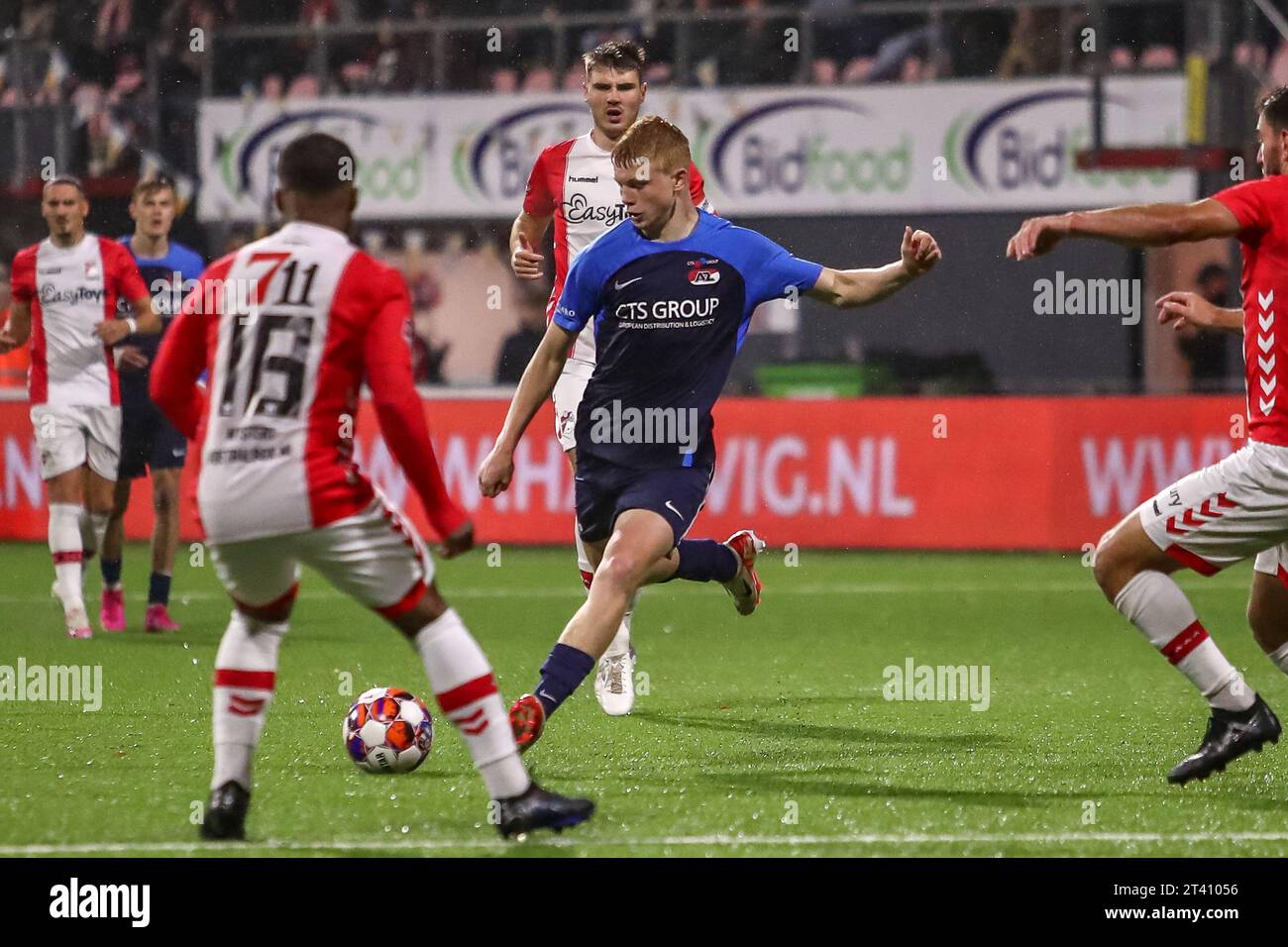 Emmen, Netherlands. 27th Oct, 2023. EMMEN, NETHERLANDS - OCTOBER 27: Kees Smit of Jong AZ shoots ...