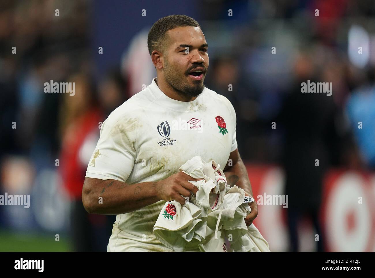 England's Ollie Lawrence gives away kit to fans after the Rugby World ...