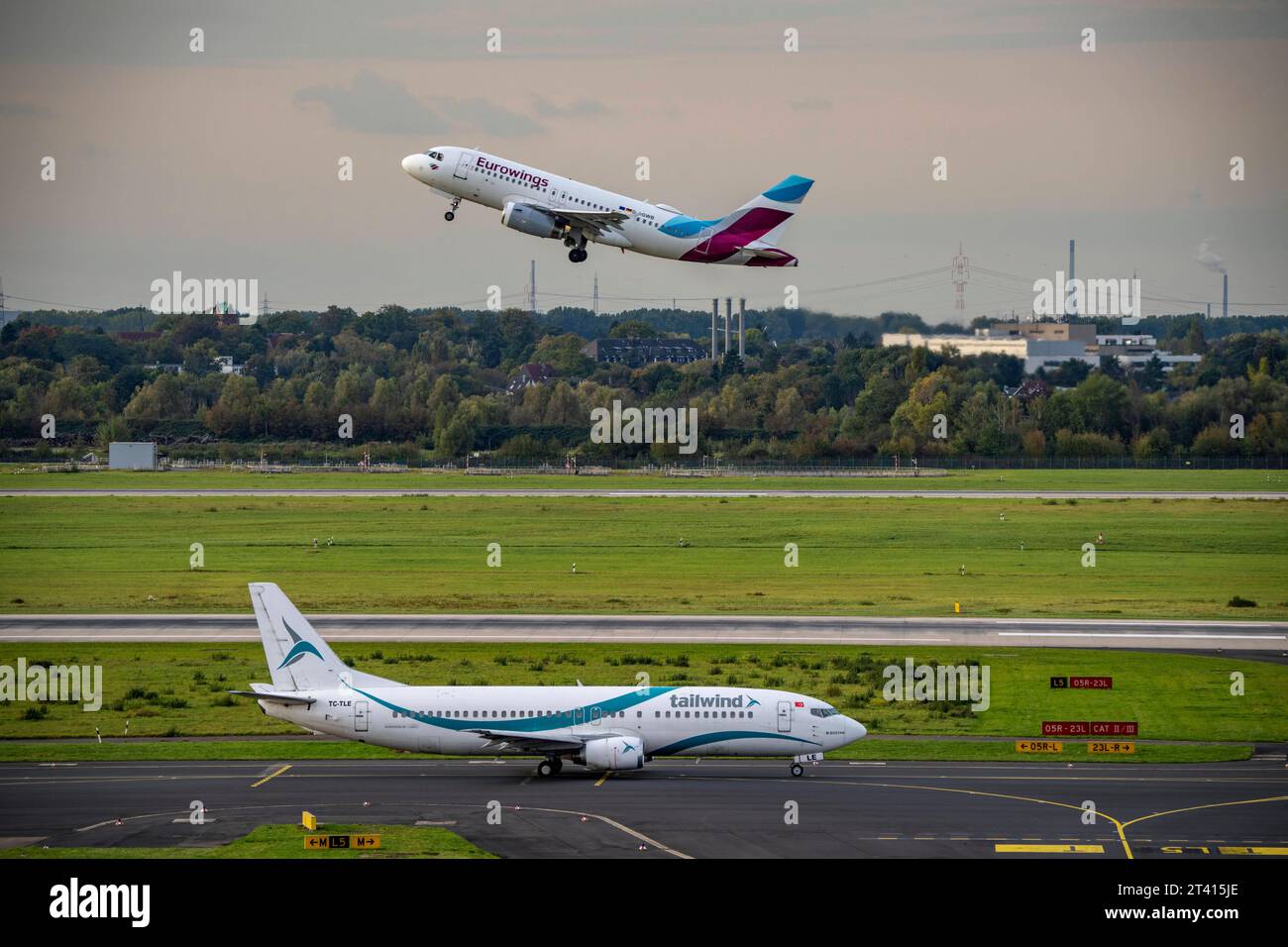 Flughafen Düsseldorf, Eurowings Airbus beim Start, Tailwind Airbus auf ...