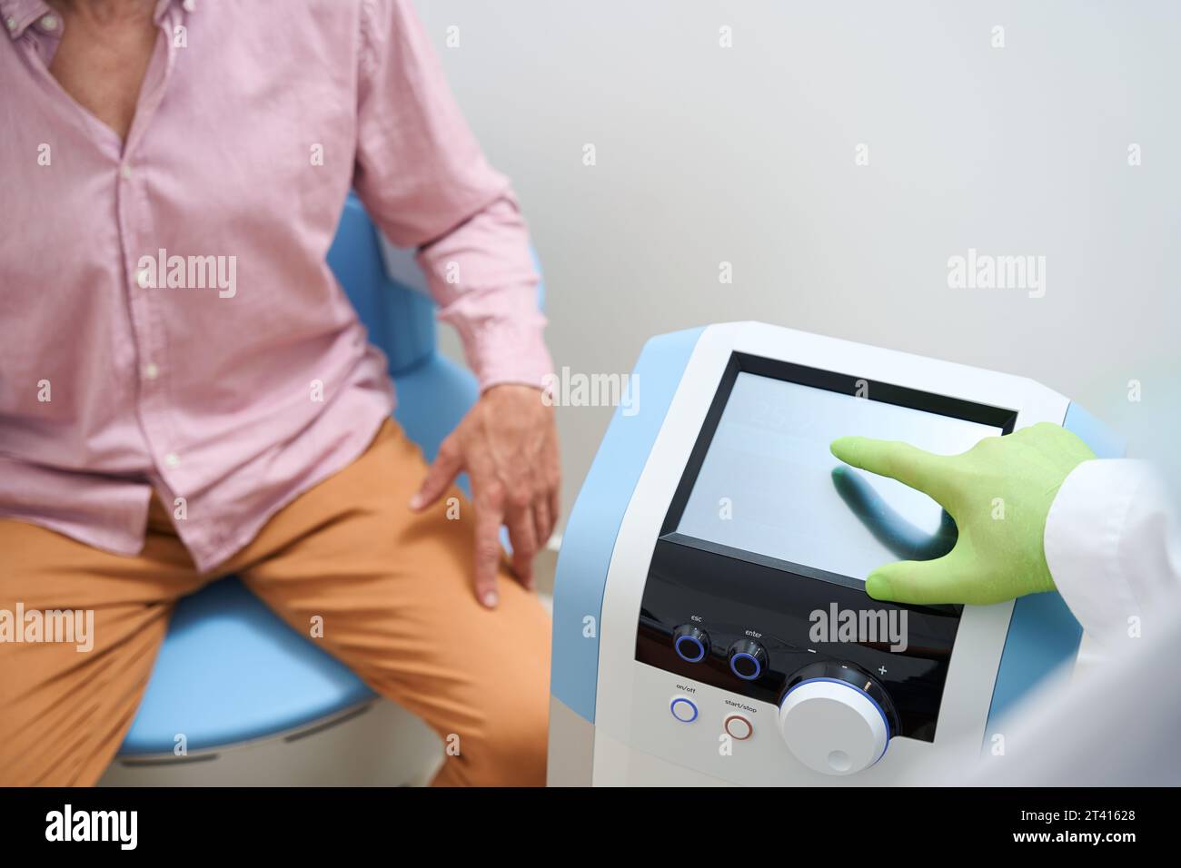 Physiotherapist adjusts a device for physiotherapy Stock Photo - Alamy