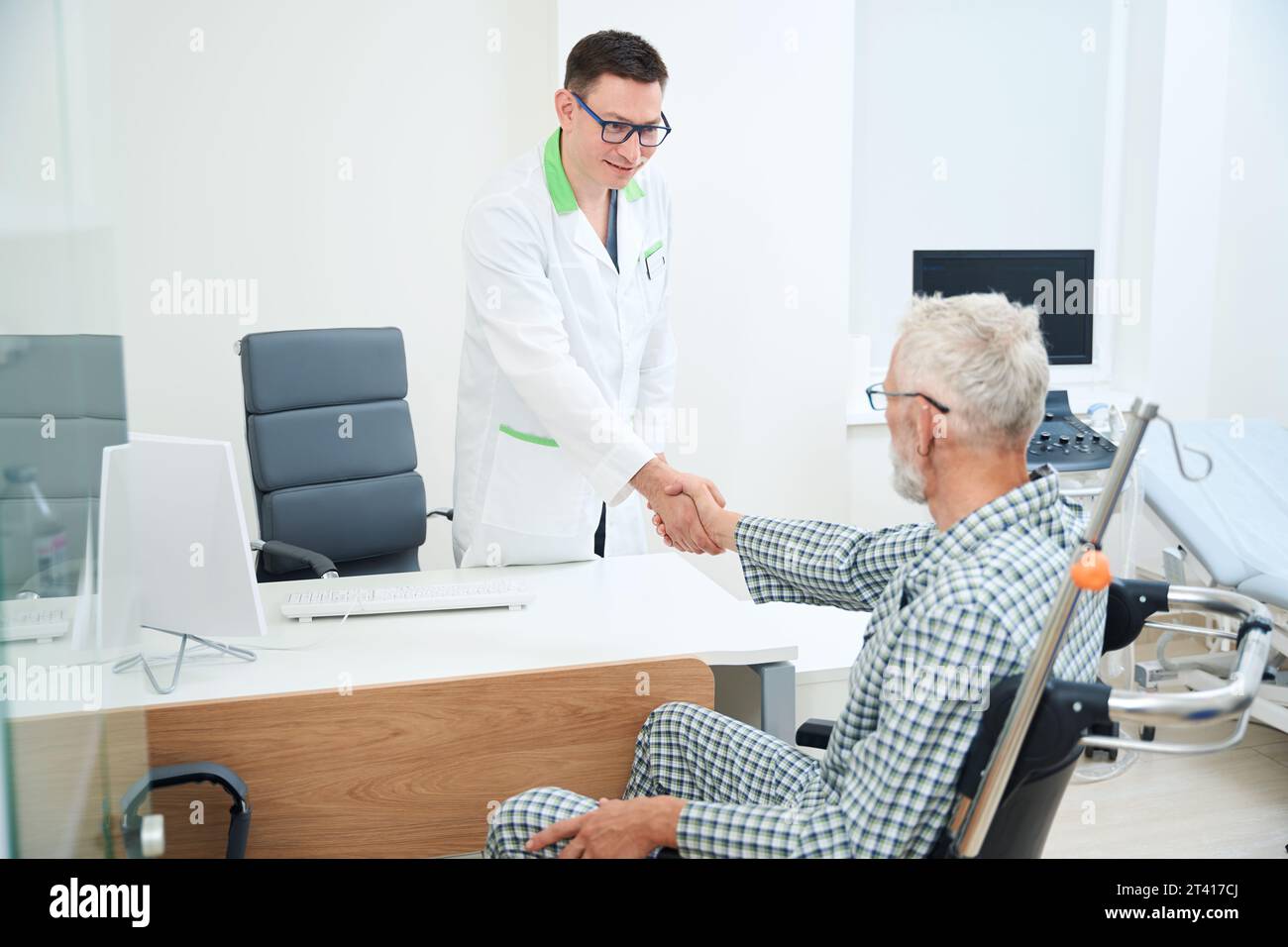 Old man shakes hi-res stock photography and images - Alamy