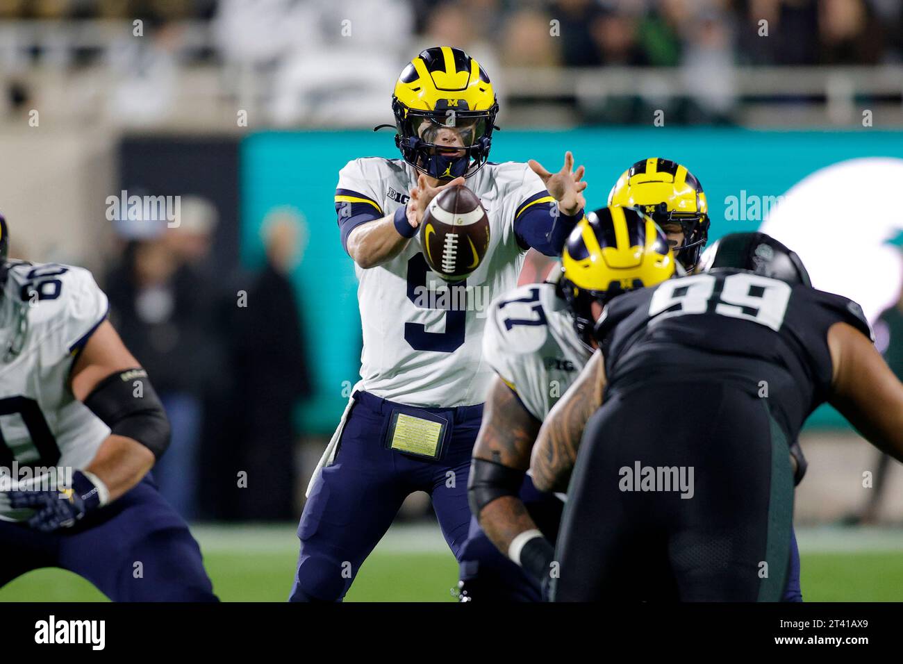 Michigan quarterback J.J. McCarthy (9) takes the snap during an NCAA ...