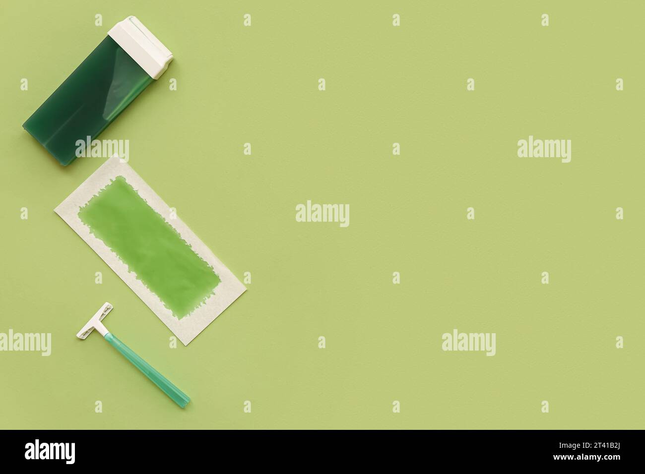 Safety razor with liposoluble wax cartridge and strip on green ...