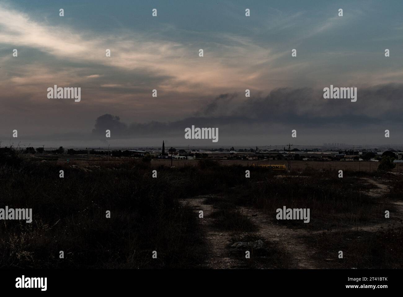 Ofakim, Israel. 26th Oct, 2023. Column of smoke rising from Gaza City ...