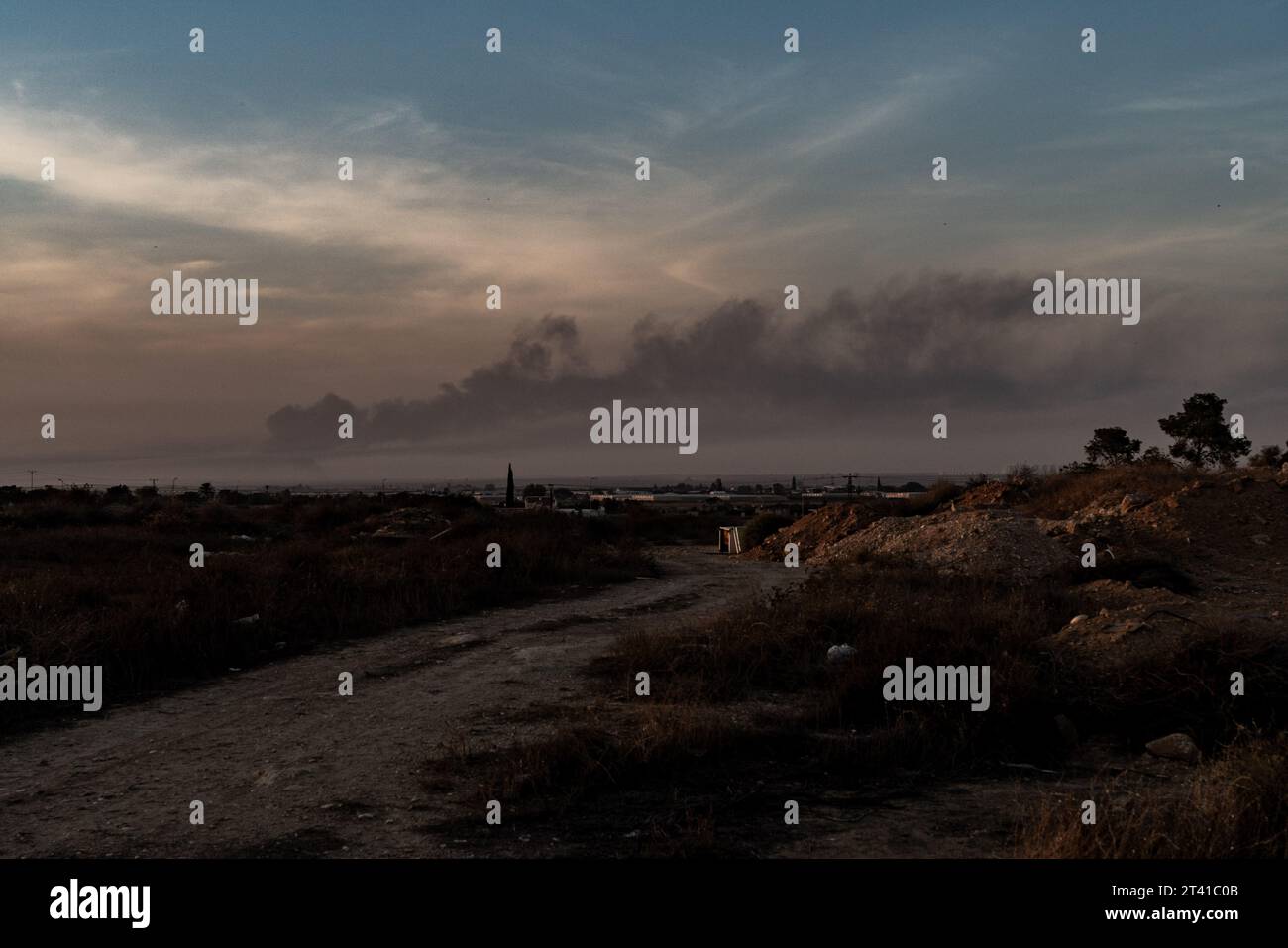 Ofakim, Israel. 26th Oct, 2023. Column of smoke rising from Gaza City ...