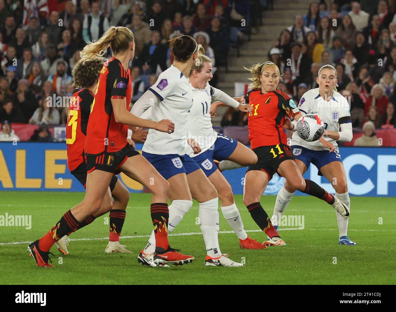 Leicester, UK. 27th Oct, 2023. Lauren Hemp (E) scores the first England ...