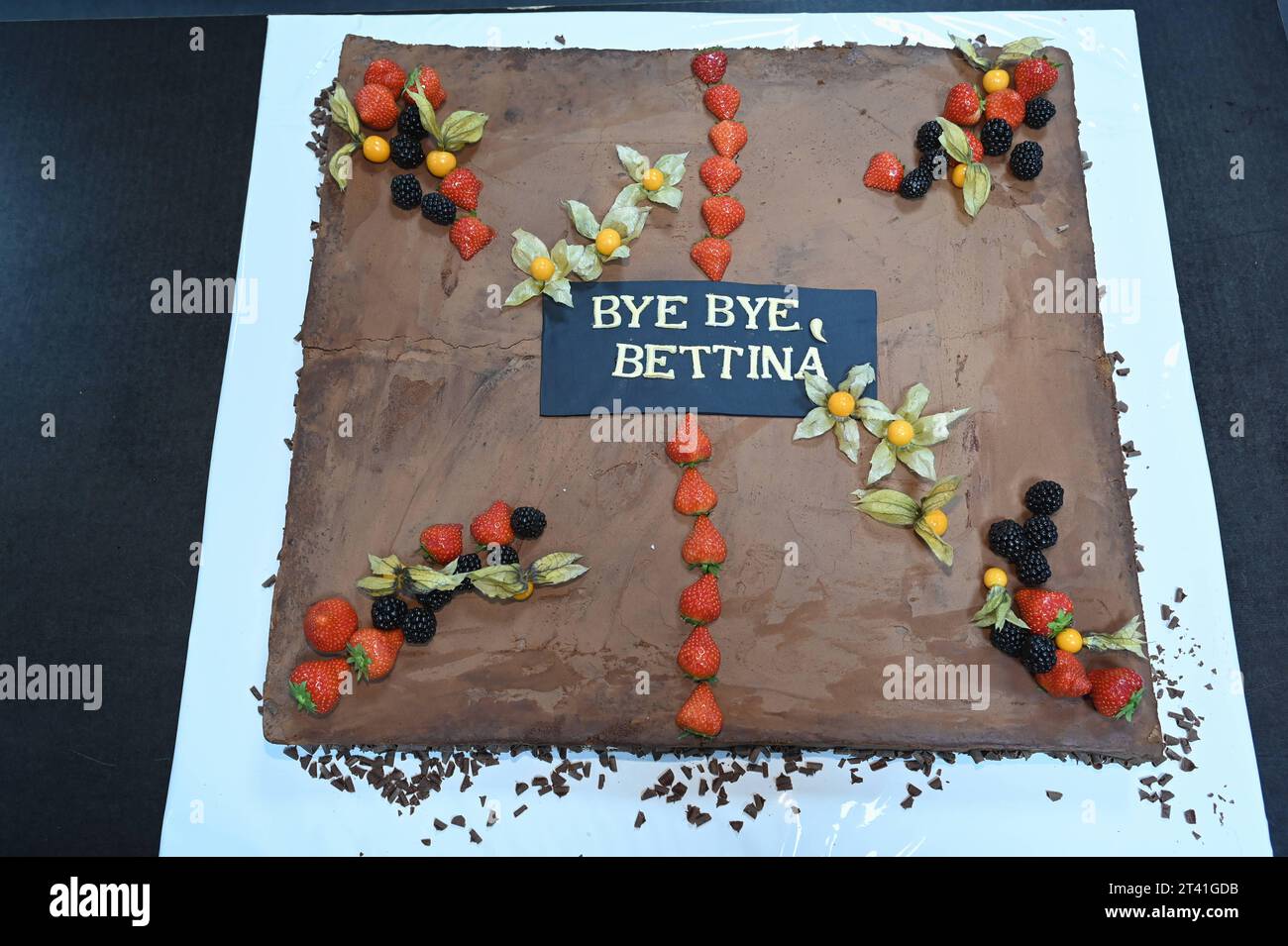 Die Abschiedstorte für Bettina Böttinger in der WDR Talkshow Kölner ...