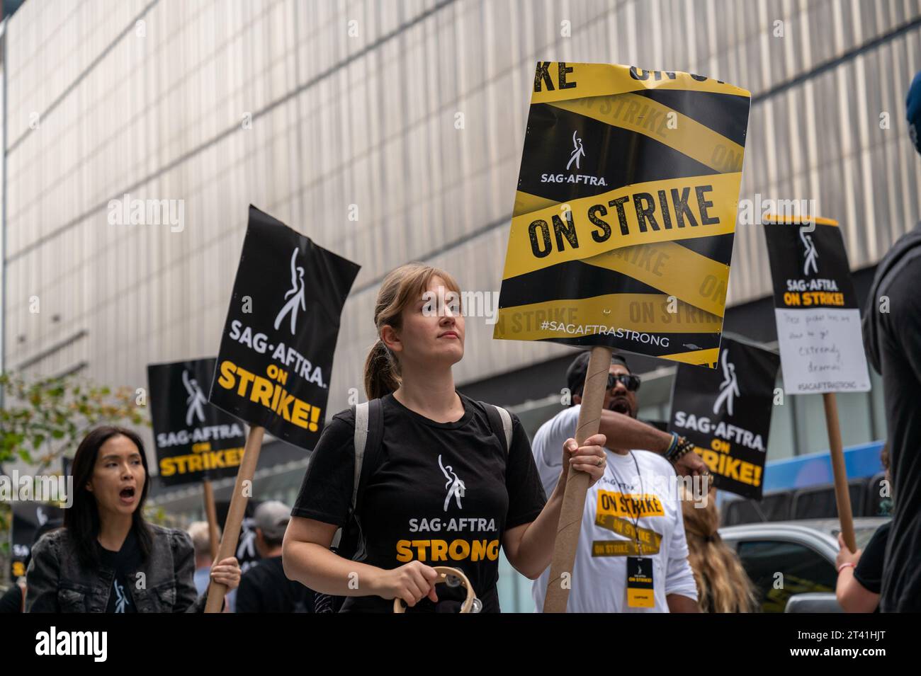 New York, USA. 27th Oct, 2023. Members of the SAG-AFTRA union, which ...