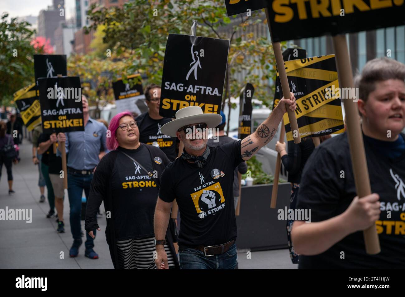New York, USA. 27th Oct, 2023. Members of the SAG-AFTRA union, which ...