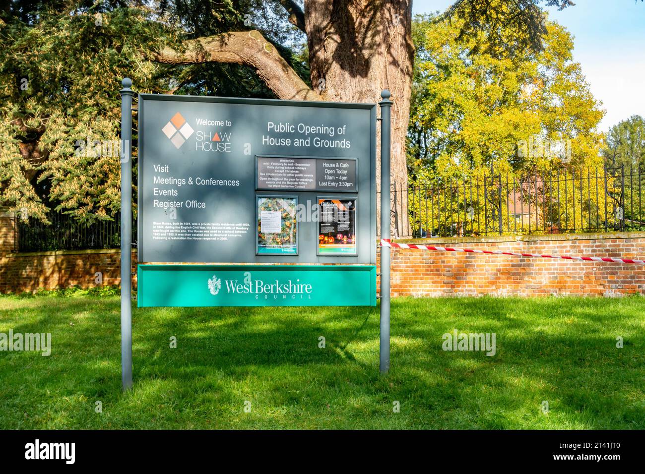 Sign that gives information hi-res stock photography and images - Alamy