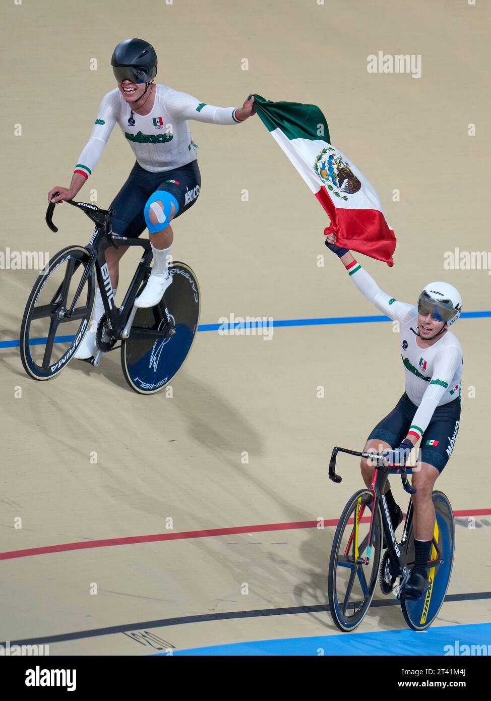 Mexico's Fernando Nava and Ricardo Pena celebrate winning the gold ...