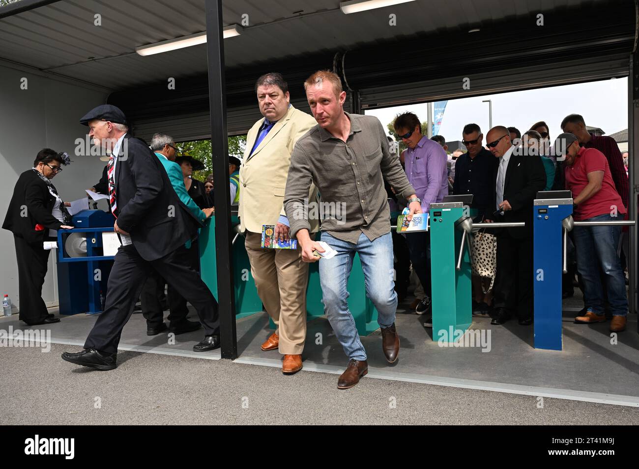 Melbourne, Australia. 28th Oct, 2023. Punters race through the ...