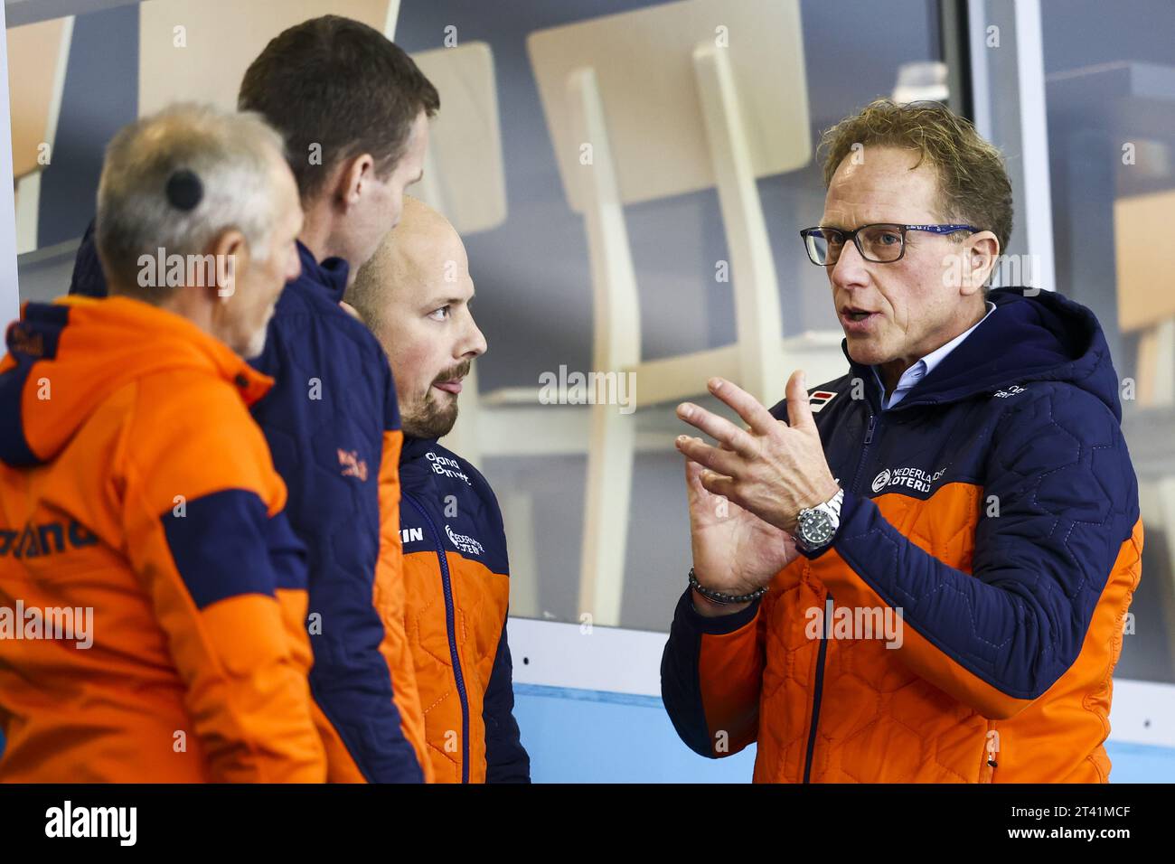 HEERENVEEN - National coach Rintje Ritsma (r) during the Mass Start ...
