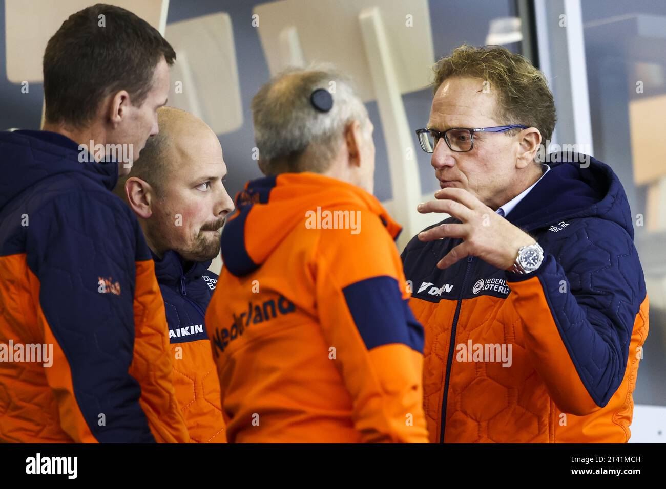 HEERENVEEN - National coach Rintje Ritsma (r) during the Mass Start ...