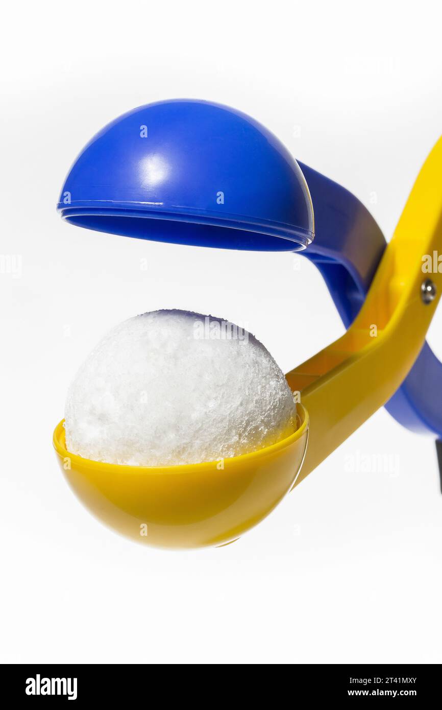 Snowball fight children Cut Out Stock Images & Pictures - Alamy