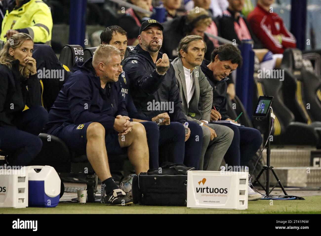 ARNHEM - (l-r) Vitesse assistant trainer Theo Janssen, Vitesse coach ...