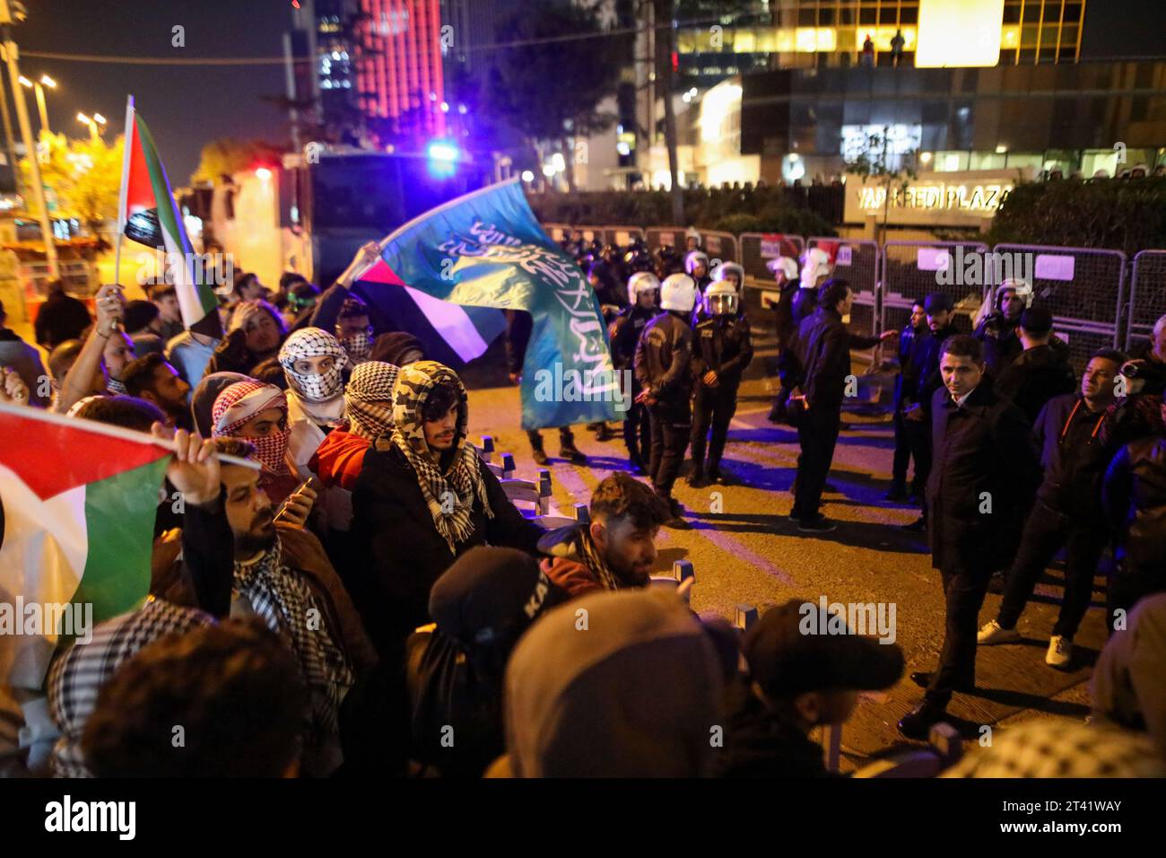Istanbul, Istanbul, Turkey. 27th Oct, 2023. Hundreds of Turks and ...