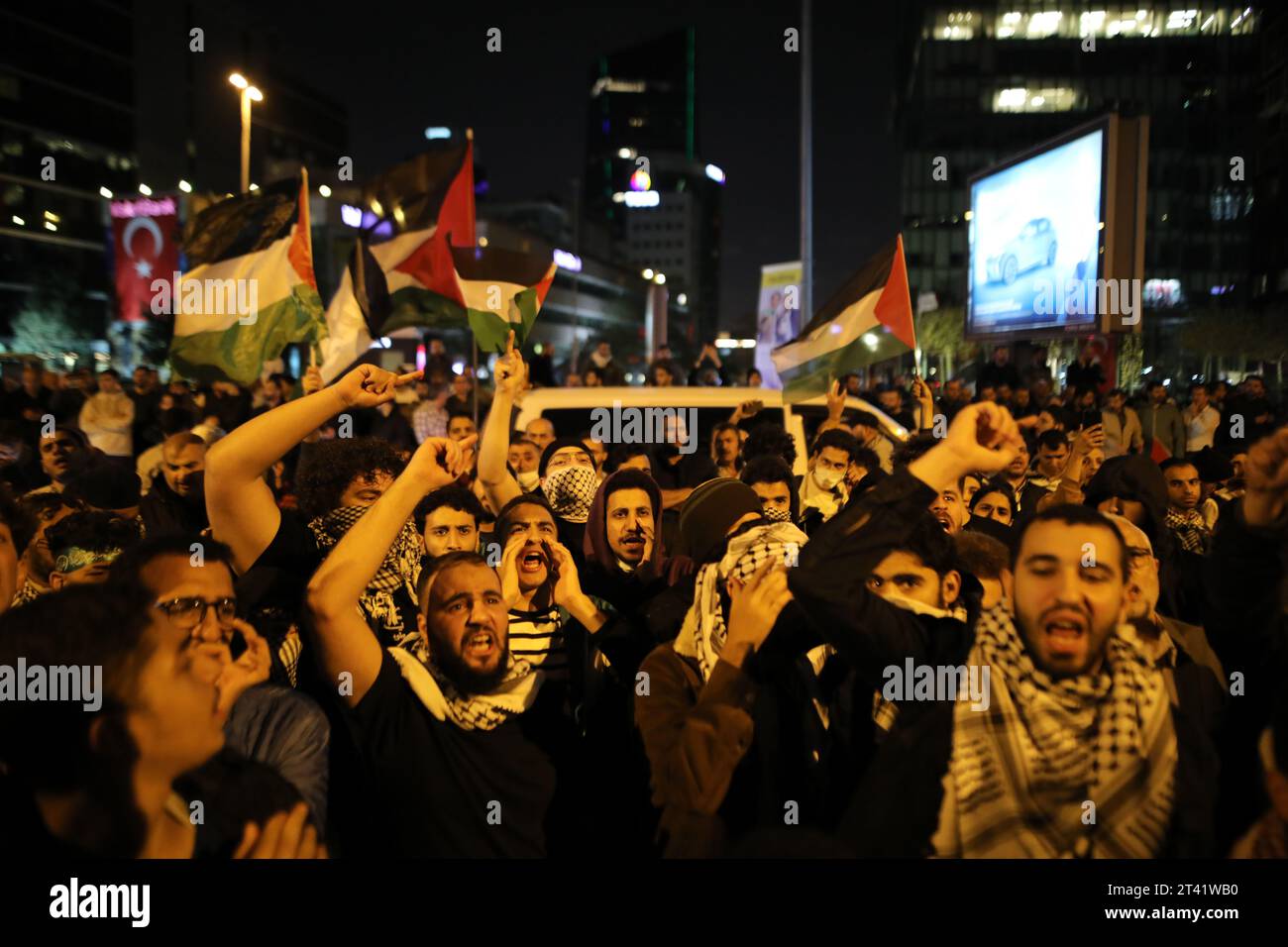 Istanbul, Istanbul, Turkey. 27th Oct, 2023. Hundreds of Turks and ...