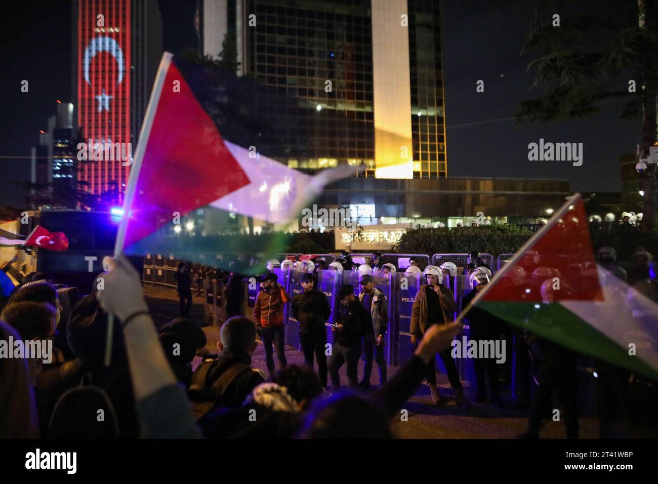 Istanbul, Istanbul, Turkey. 27th Oct, 2023. Hundreds of Turks and ...