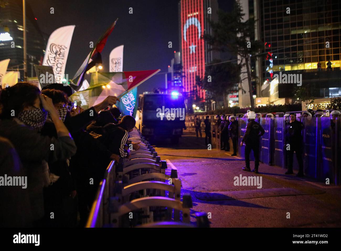 Istanbul, Istanbul, Turkey. 27th Oct, 2023. Hundreds of Turks and ...