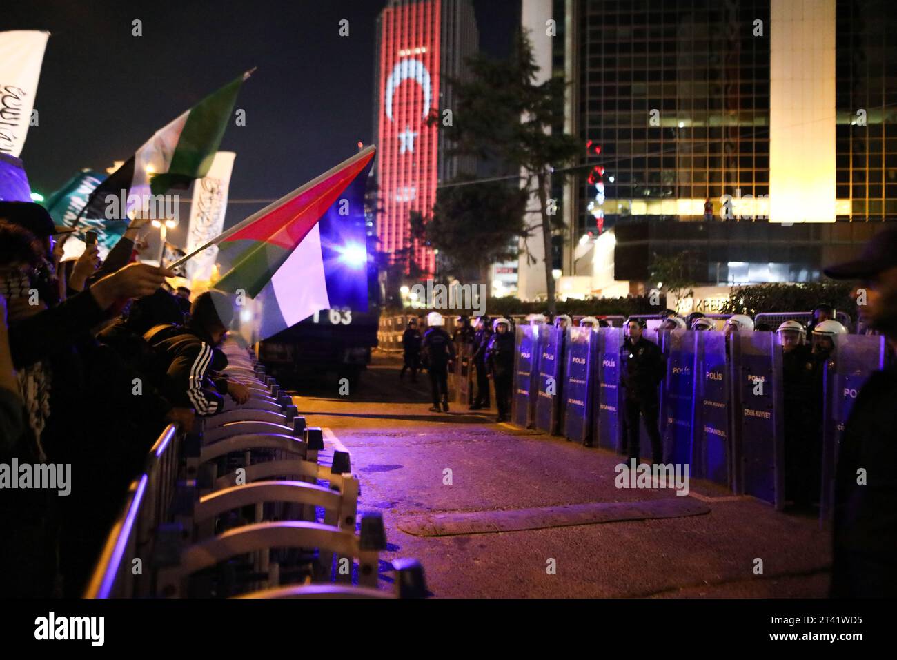 Istanbul, Istanbul, Turkey. 27th Oct, 2023. Hundreds of Turks and ...