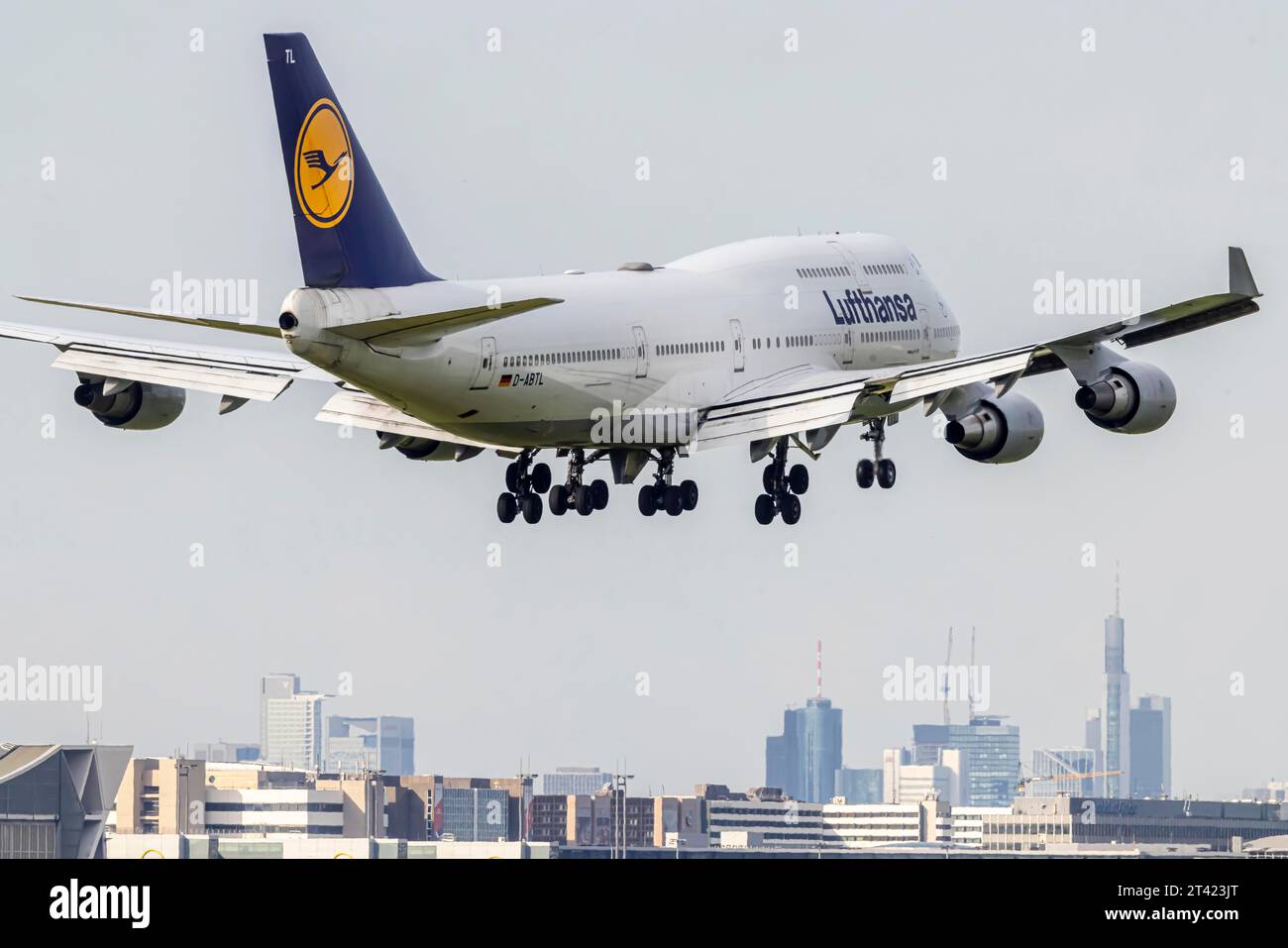 Aircraft on approach, D-ABTL, LUFTHANSA, BOEING 747-400, silhouette of ...