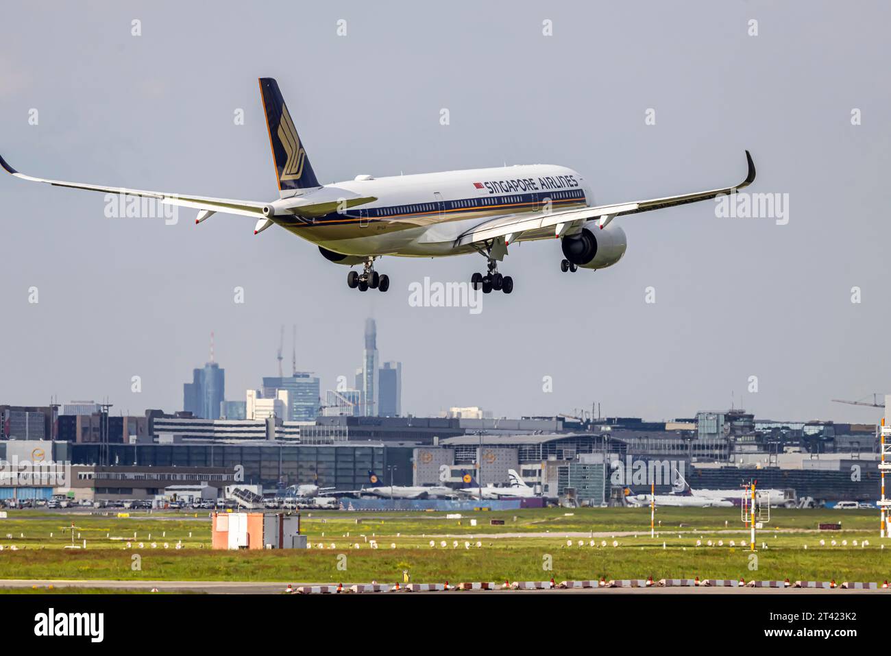 Aircraft on approach, 9V-SJA SINGAPORE AIRLINES AIRBUS A350-900 ...