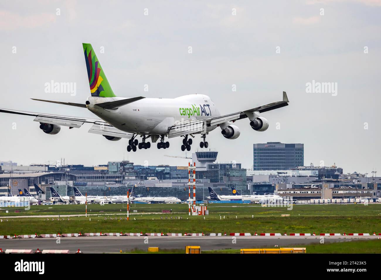 Freighter on approach, TC-MCT, ACT AIRLINES, BOEING 747-400F ...