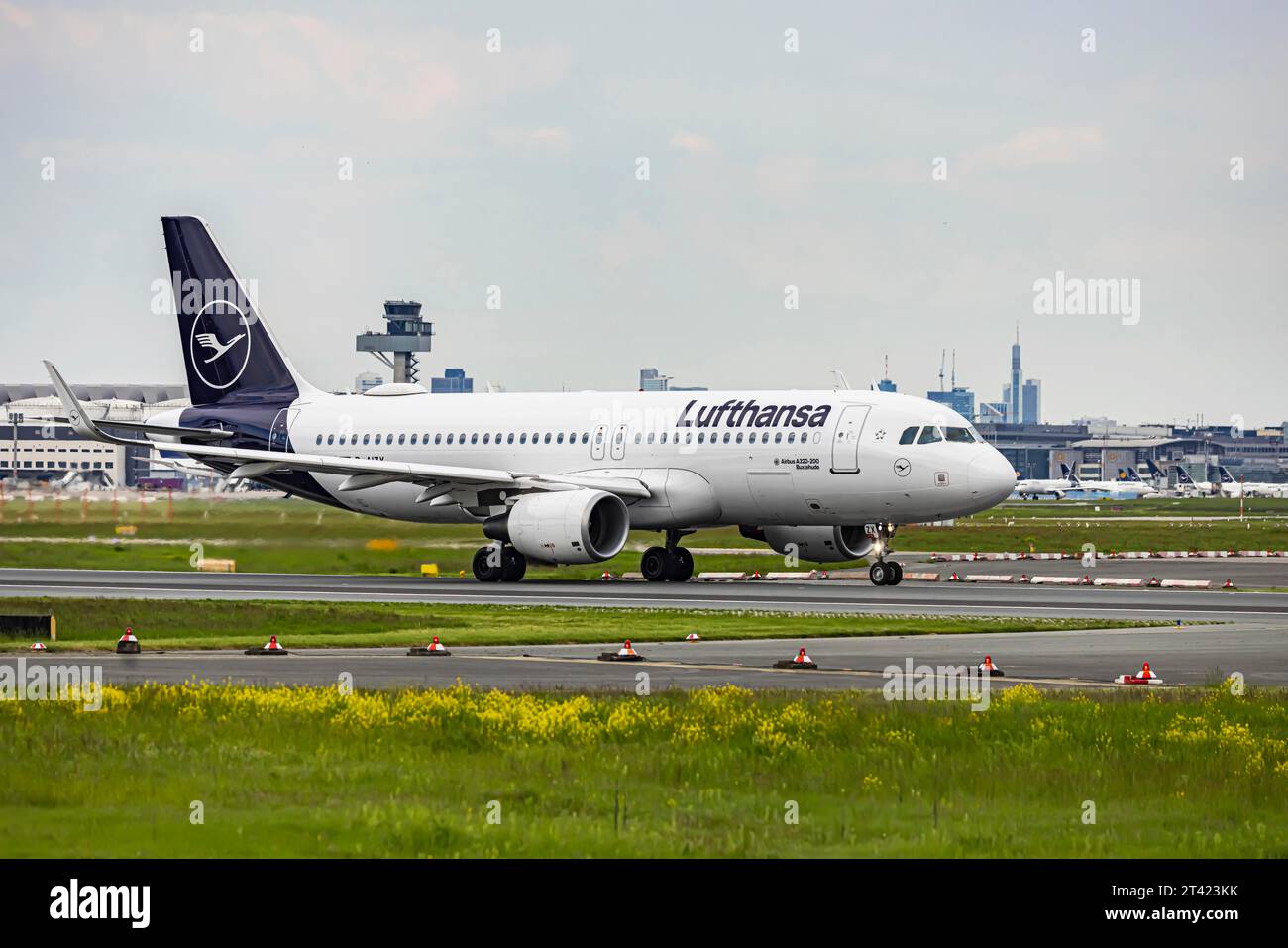 Aircraft on the tarmac, D-AIZX, LUFTHANSA, AIRBUS A320-214 (WL ...