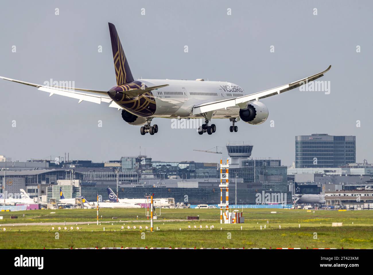 Aircraft on approach, VT-TSO VISTARA BOEING 787-9 DREAMLINER, terminal ...