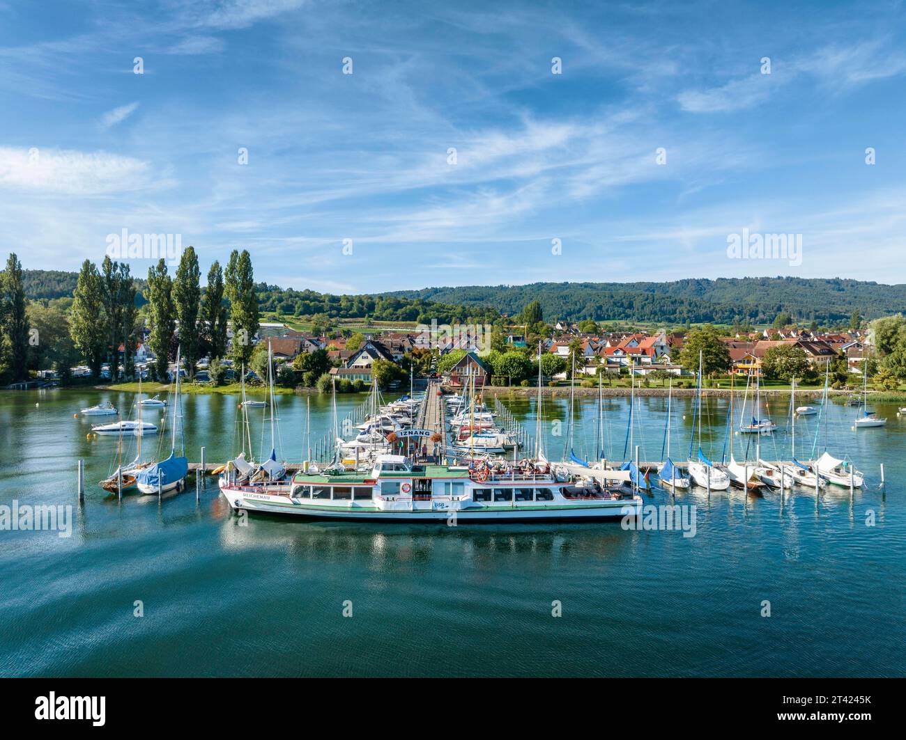 Aerial view of the jetty and marina of the Lake Constance municipality ...